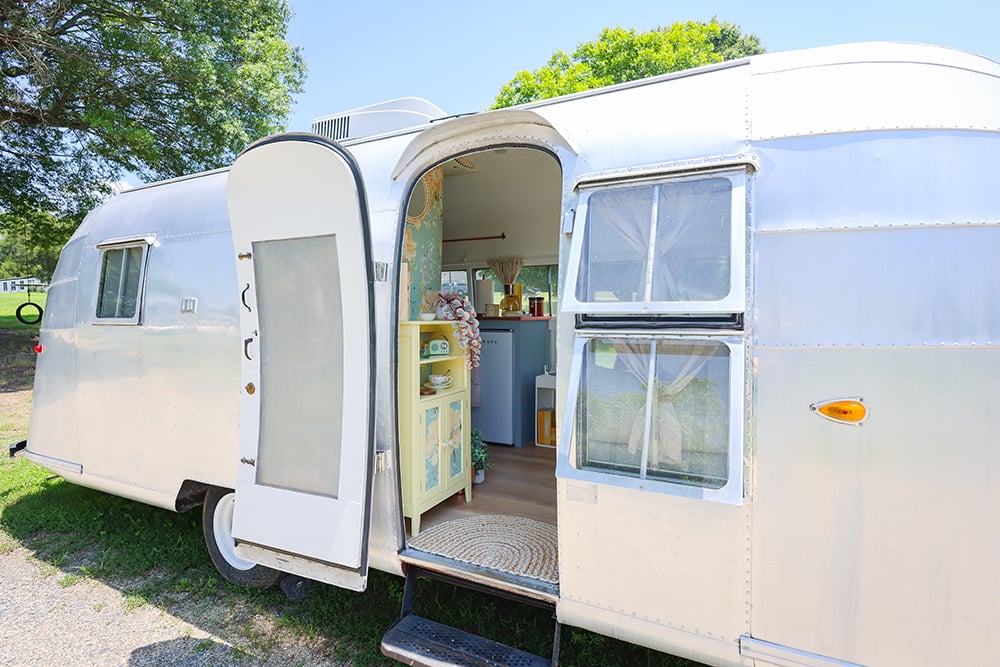 Look Inside This Stunning Airstream-Turned-Guesthouse Transformation ...