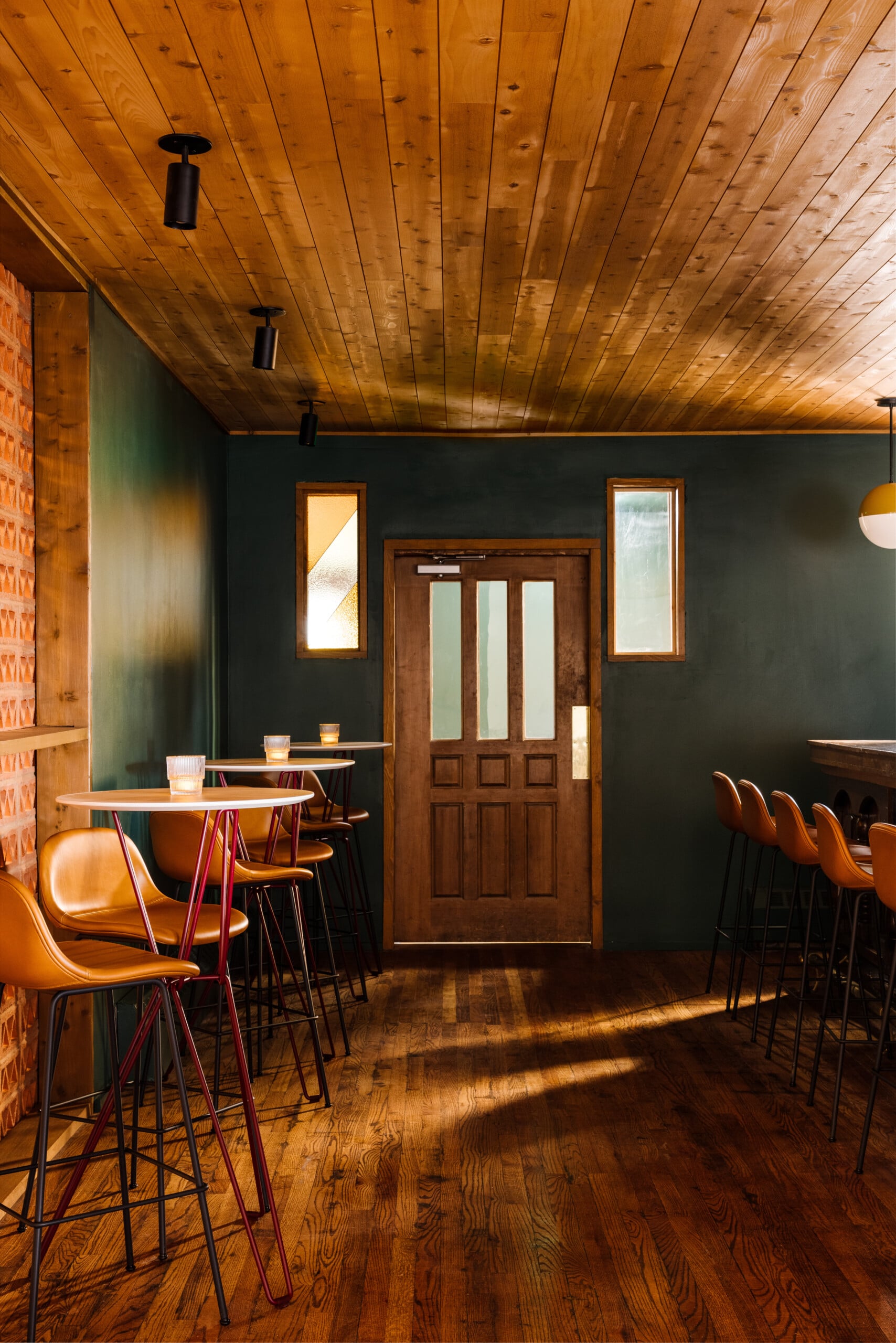 A Rustic-Chic Cabin Blends Mountain Charm With Modern Elegance ...