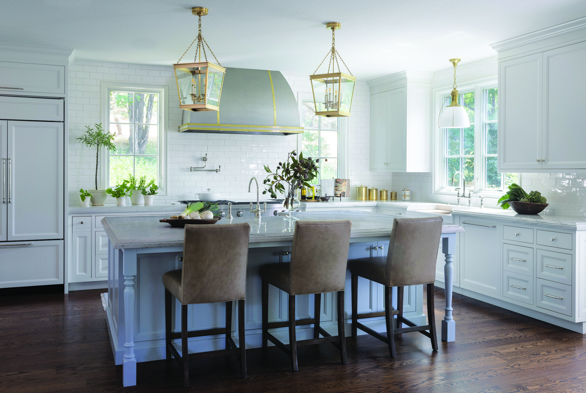 Soft French Country Accents Create a Welcoming Home Atmosphere ...