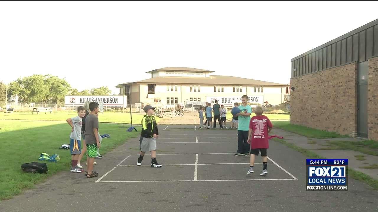 Mayor Specially Welcomes Students Back to Cooper Elementary - Fox21Online