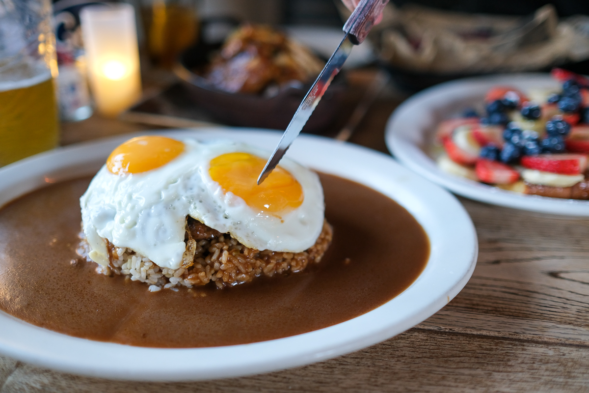 Waikīkī Now Offers Breakfast for Dinner at This Quirky Brunch Cafe