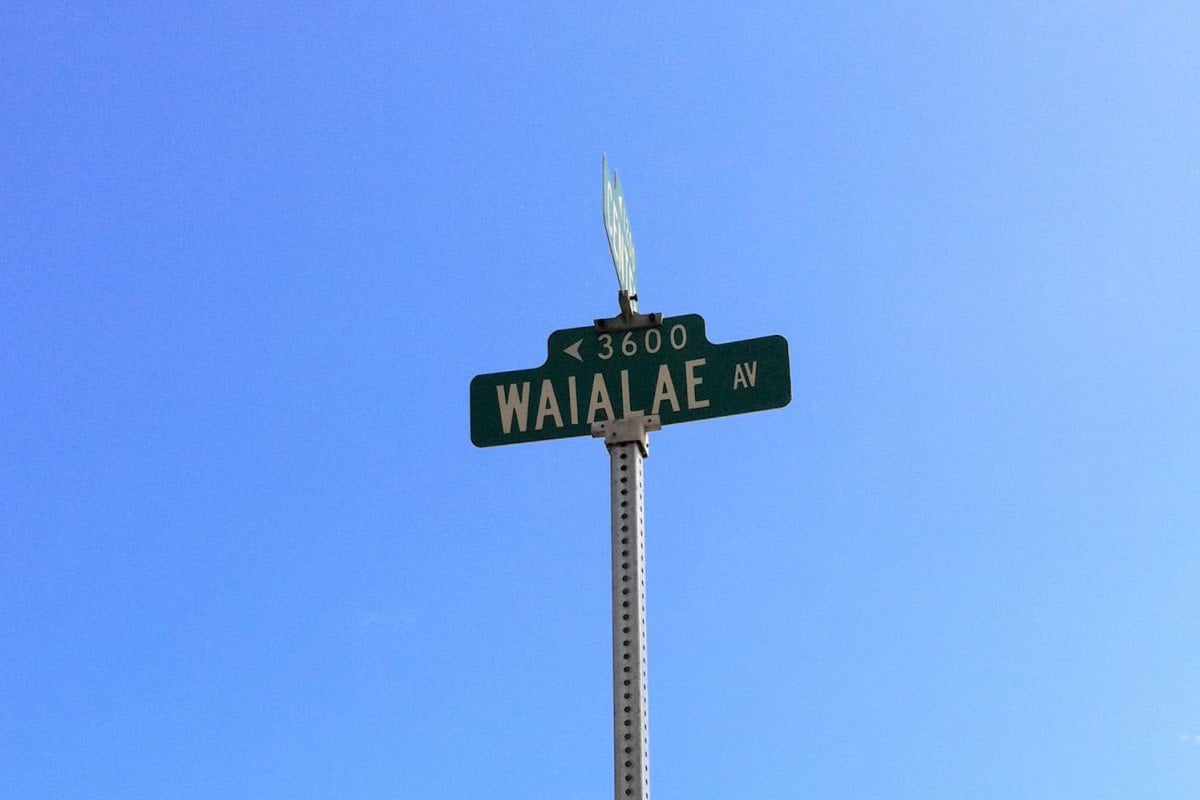 Celebrate Mahina ‘Ōlelo Hawaiʻi by Helping Honolulu Fix Its Street Signs