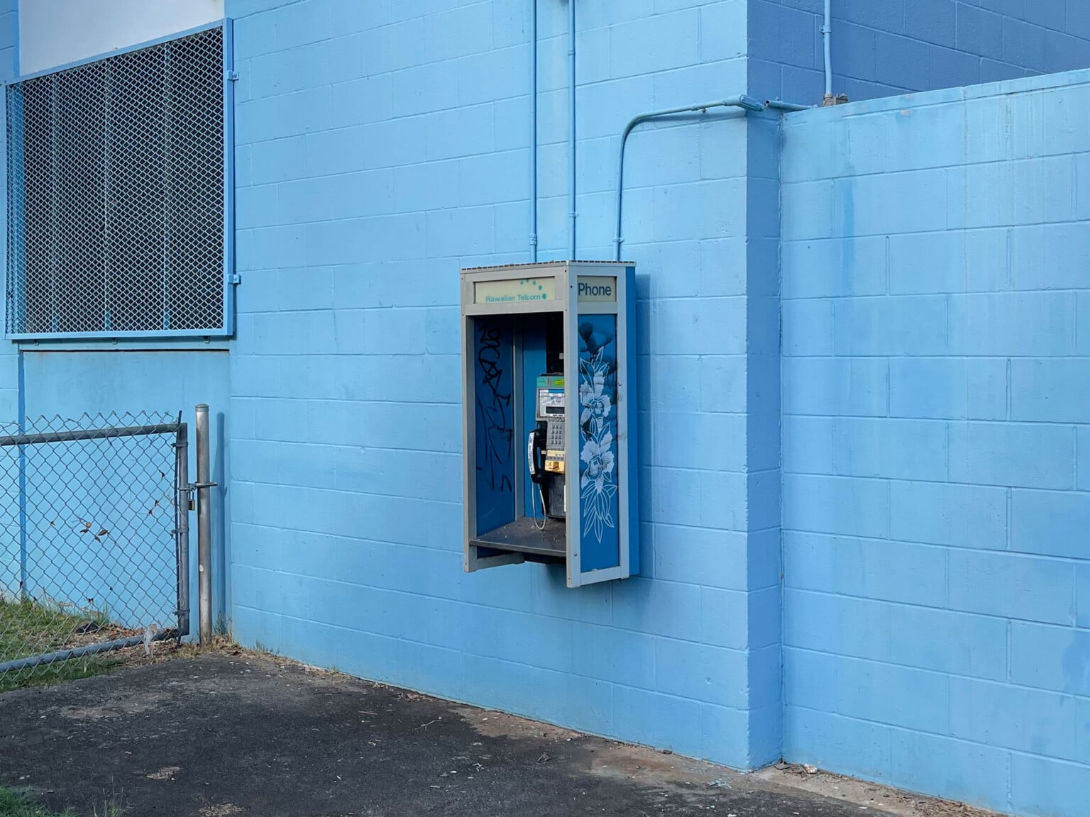 Honolulu’s Pay Phones Feel Like Relics From the Past