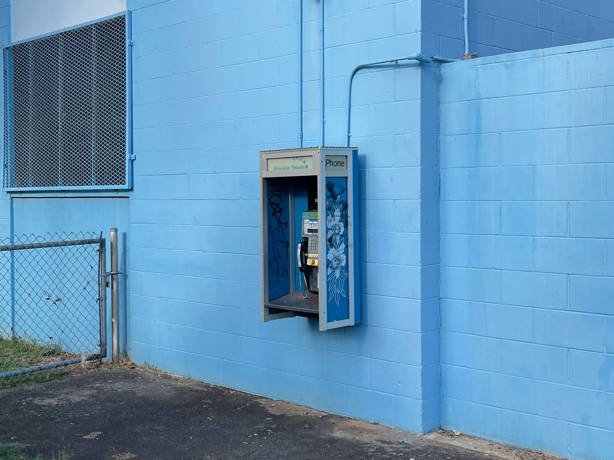 Honolulu’s Pay Phones Feel Like Relics From the Past