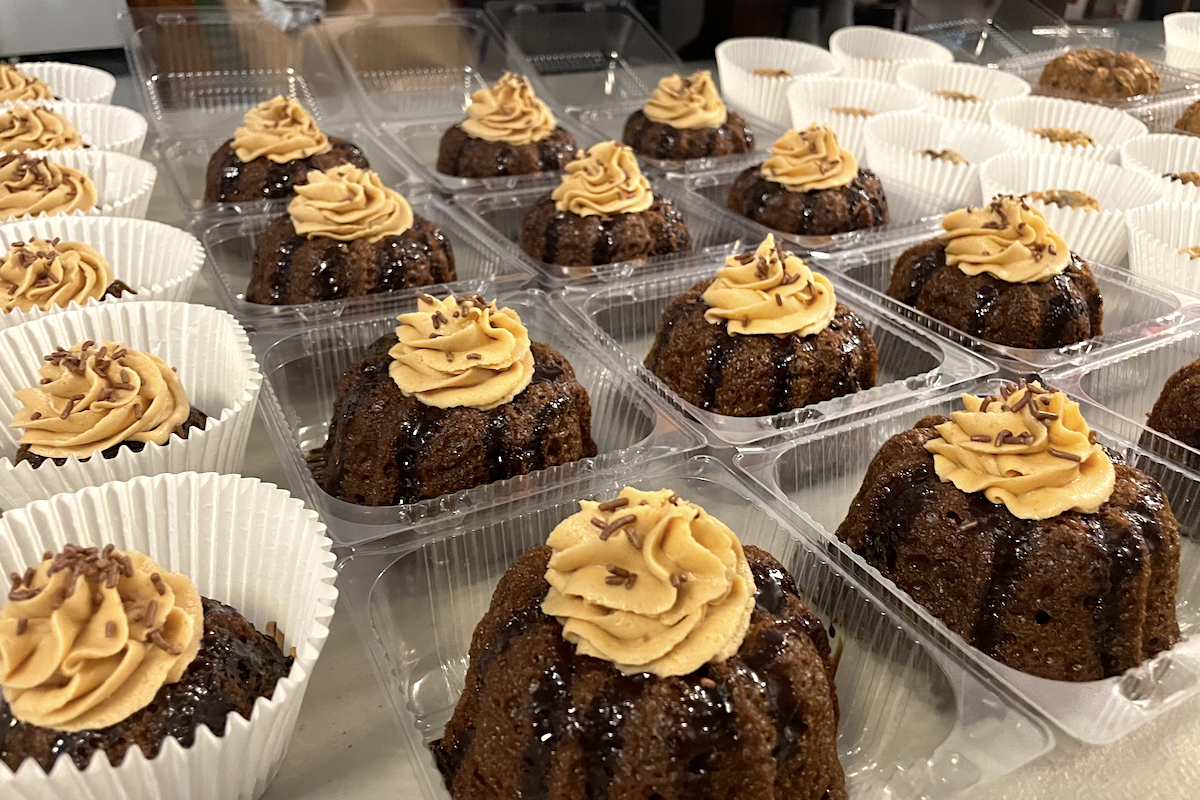 An Instagram Baker Offered Free Birthday Cakes for Keiki Living on SNAP ...