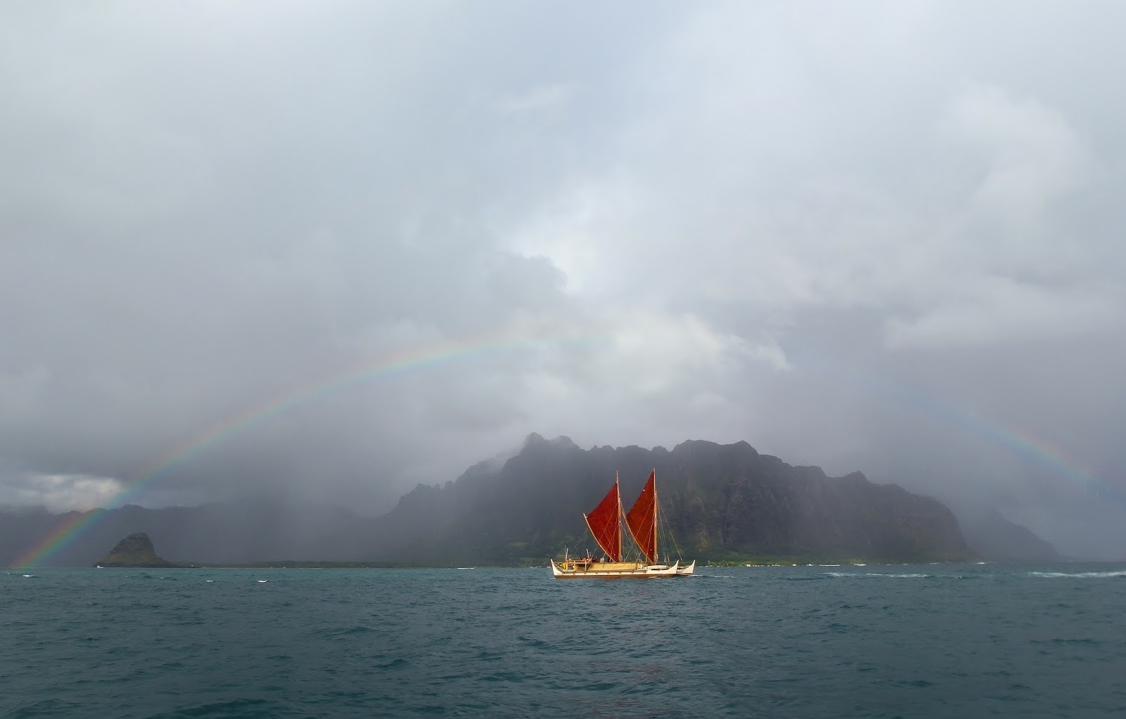 11 Incredible Photos of the Hōkūleʻa With Iconic Landmarks From Around ...