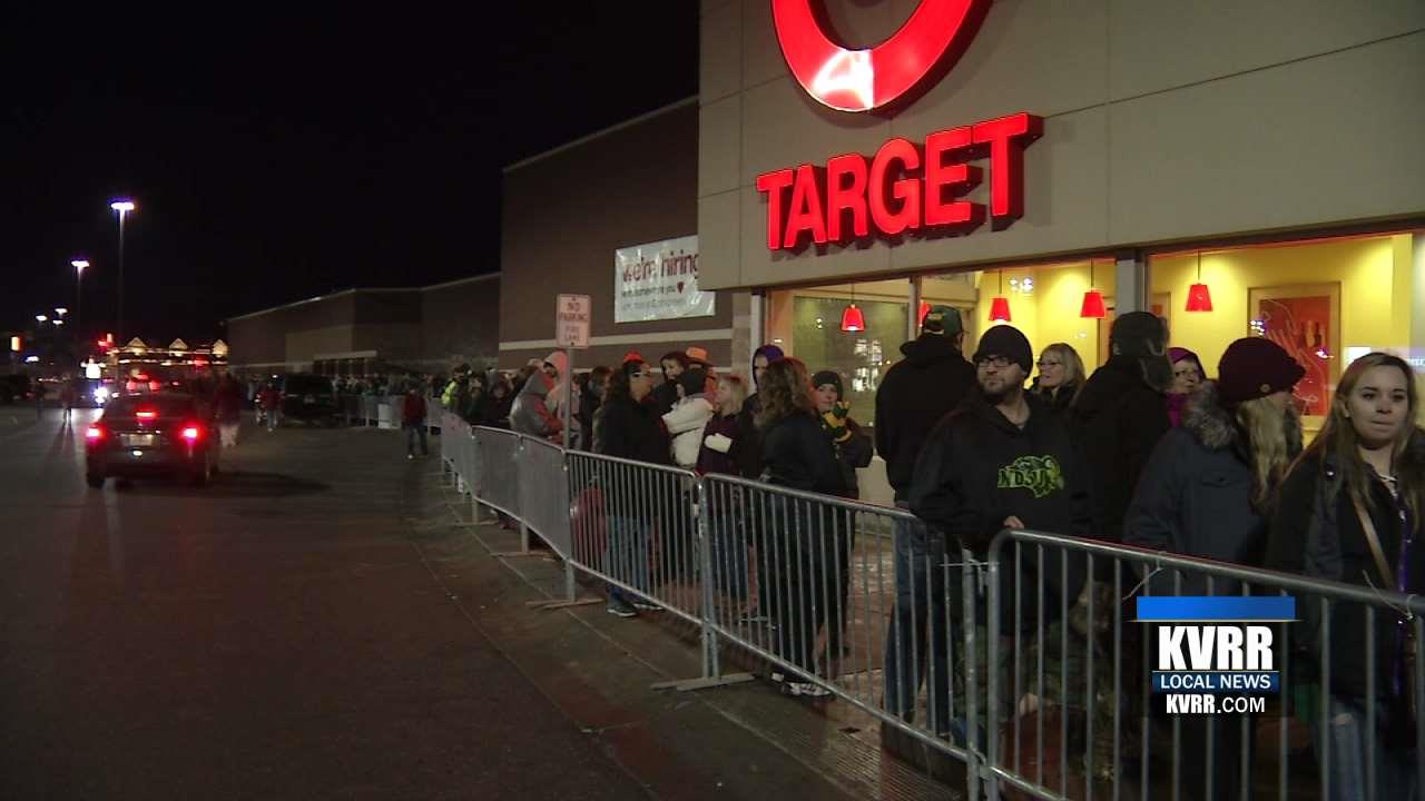 People Waited In Line to Find The Best Black Friday Shopping Deals ...
