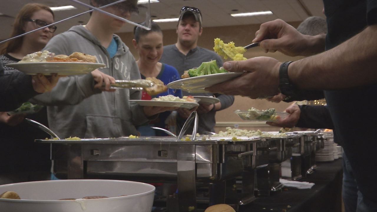 Busy Holiday Buffet At Holiday Inn - KVRR Local News
