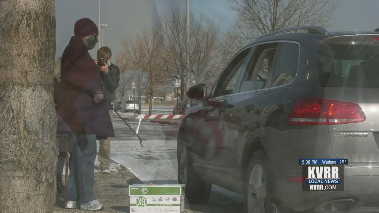 Drive thru event at Alerus Center provides seniors with Thanksgiving meals - KVRR Local News