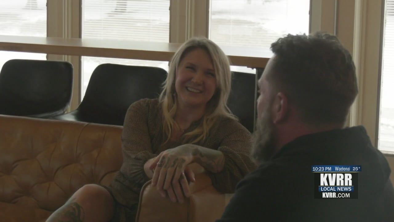 Barber supports colleague who broke her leg - KVRR Local News