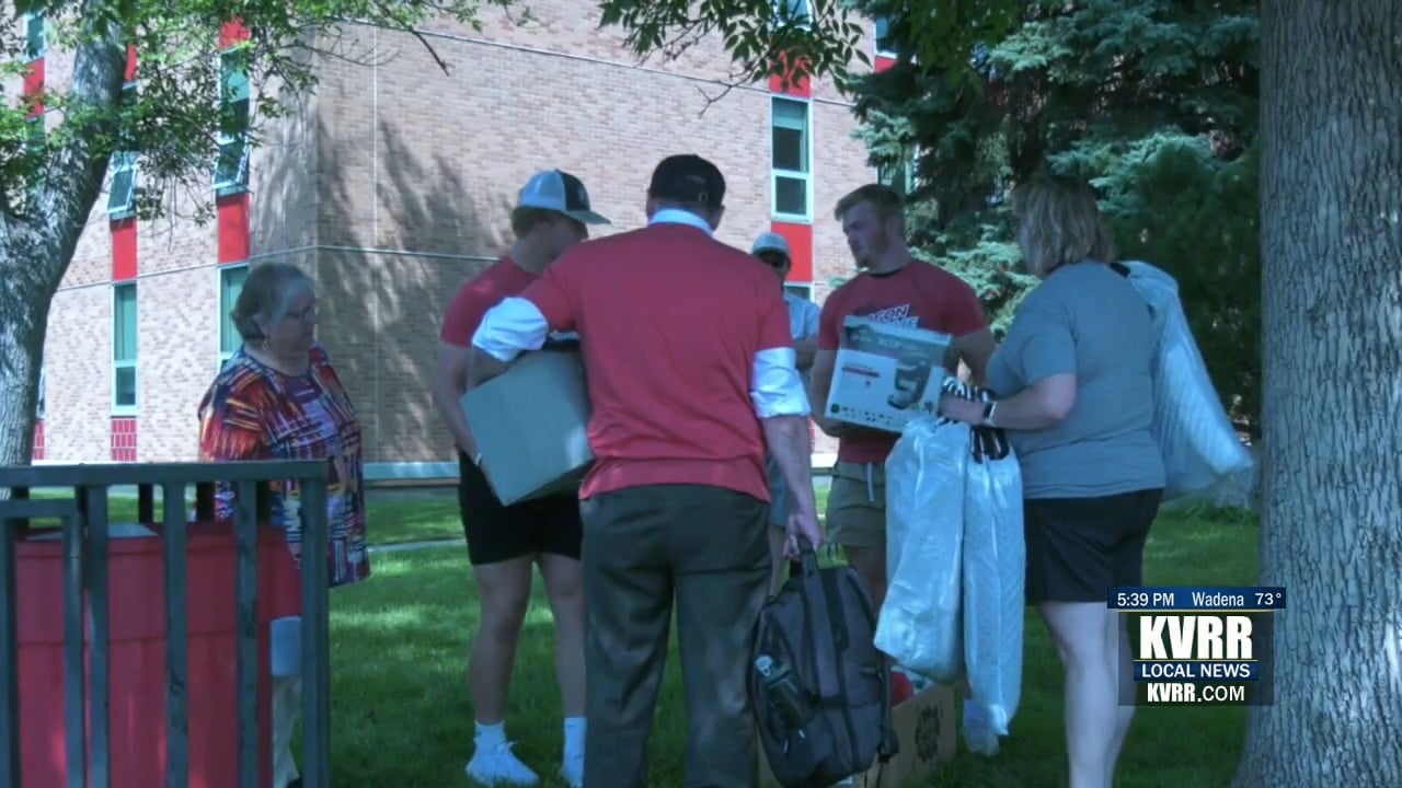 Hundreds of volunteers including MSUM President help students move in ...