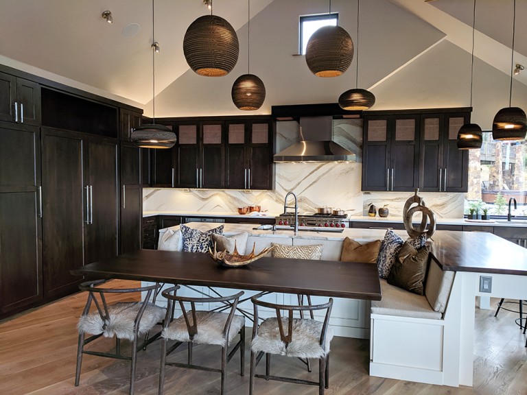 A Chic Mountain Kitchen That Can Fit a Crowd - Mountain Living