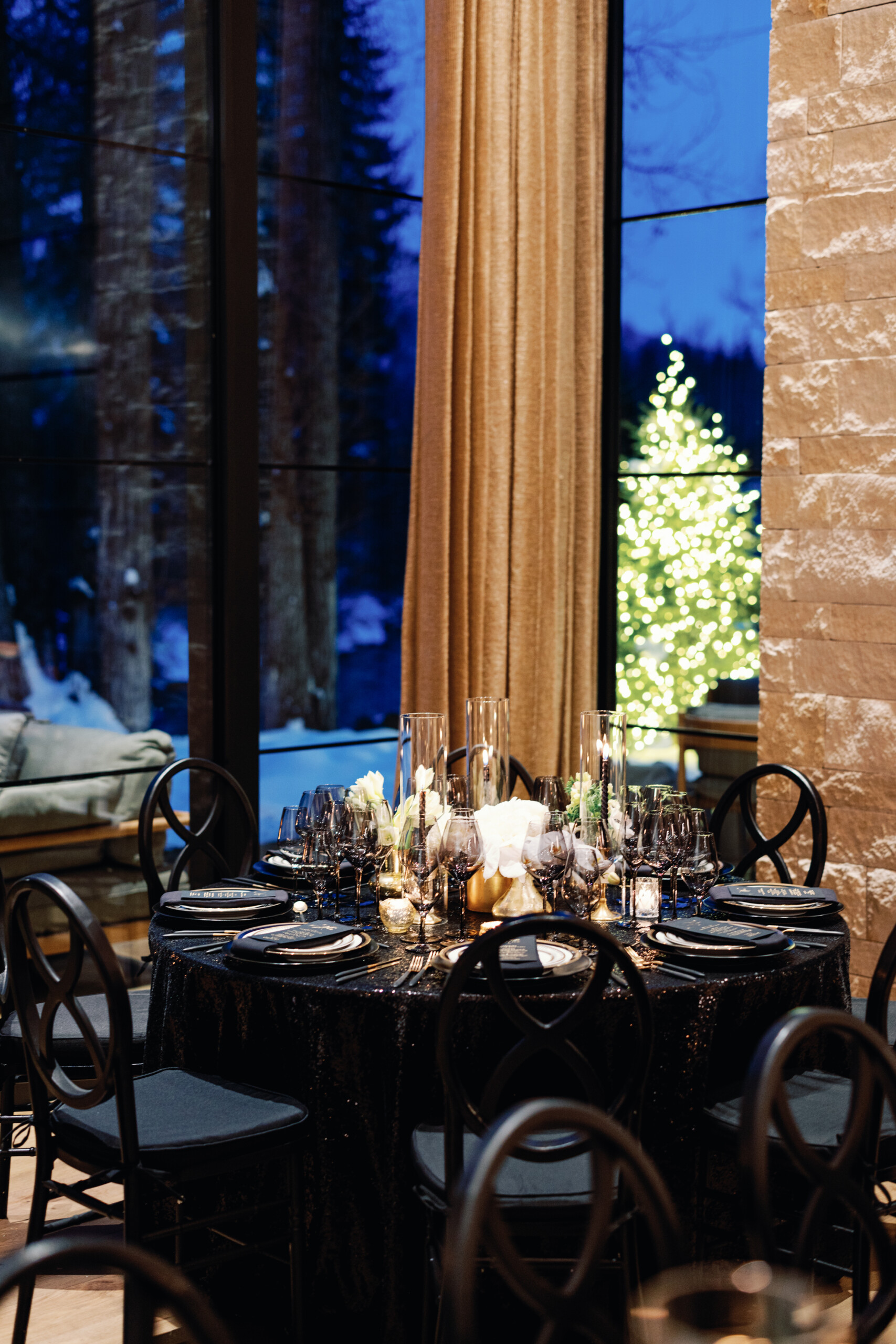 Guide to Planning Your Next Holiday Party in Style - Mountain Living