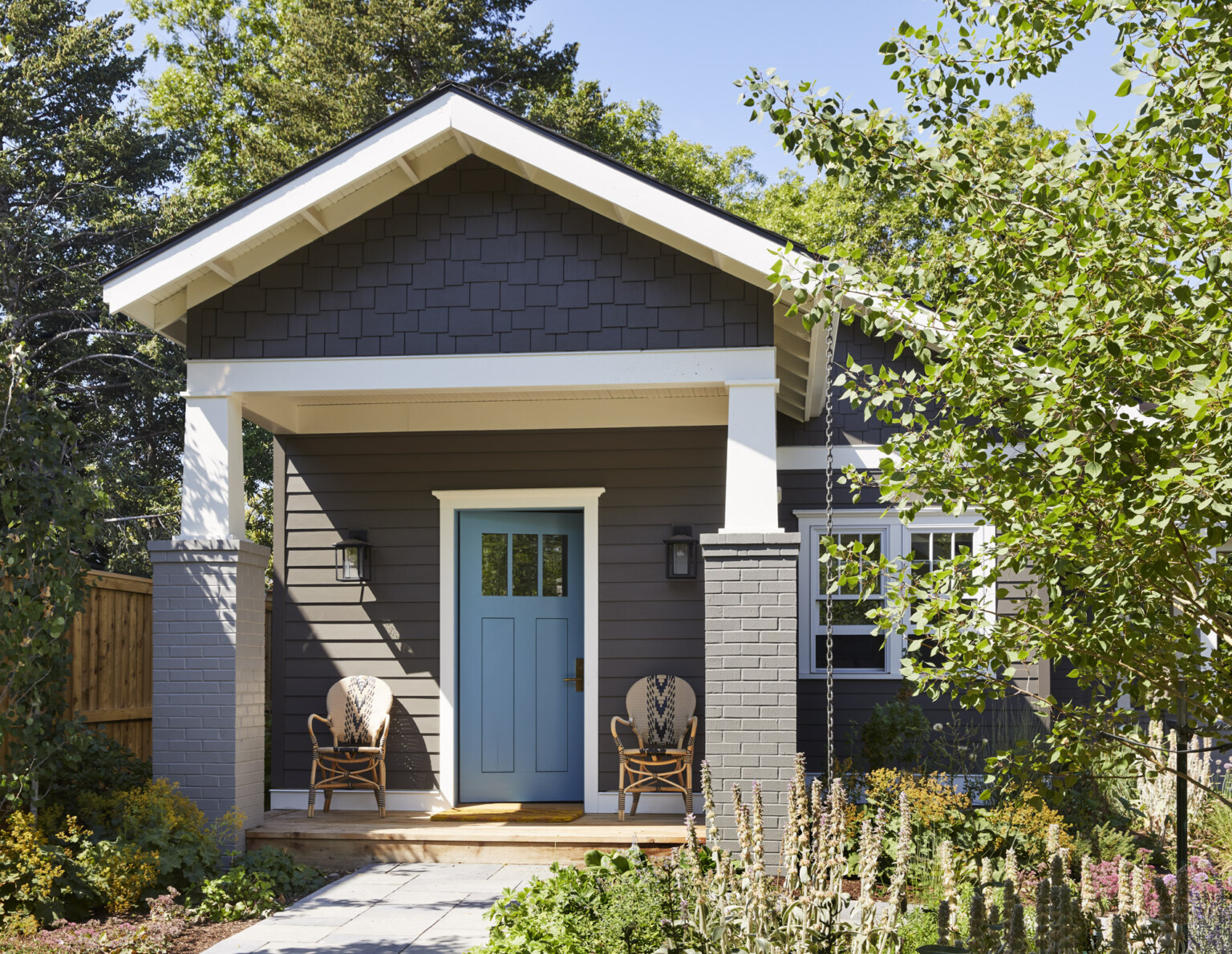 A Cozy and Special 1915 Craftsman-Style Guesthouse - Mountain Living