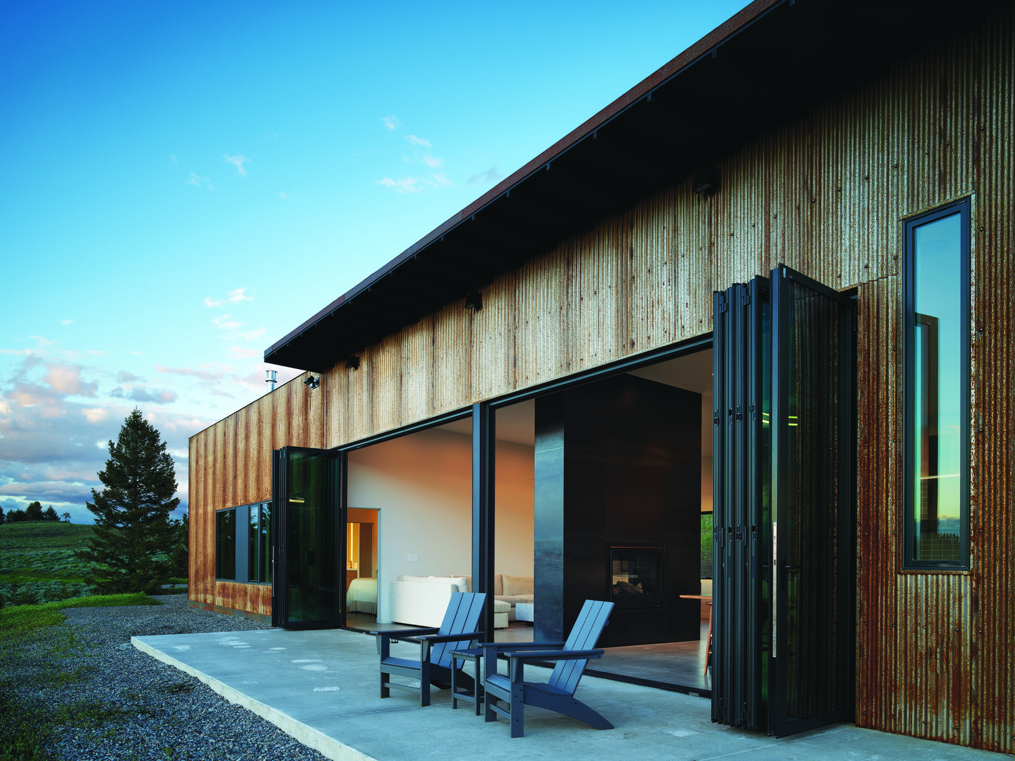 A Sleek Off-the-Grid Build that Preserves the Abundance of Wildlife ...