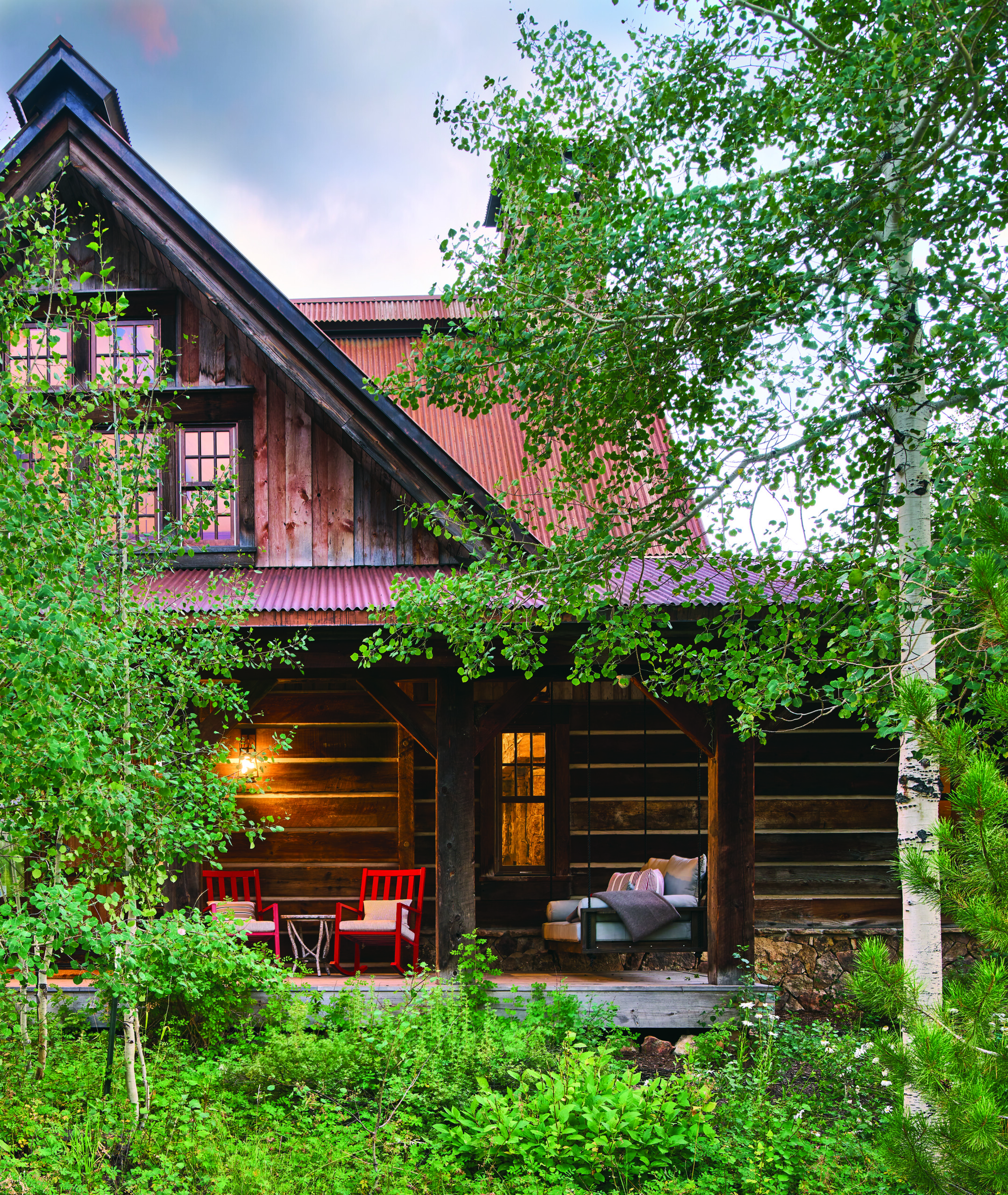 A Remote Ranch Balances Mountain Elegance with Rustic Architecture ...