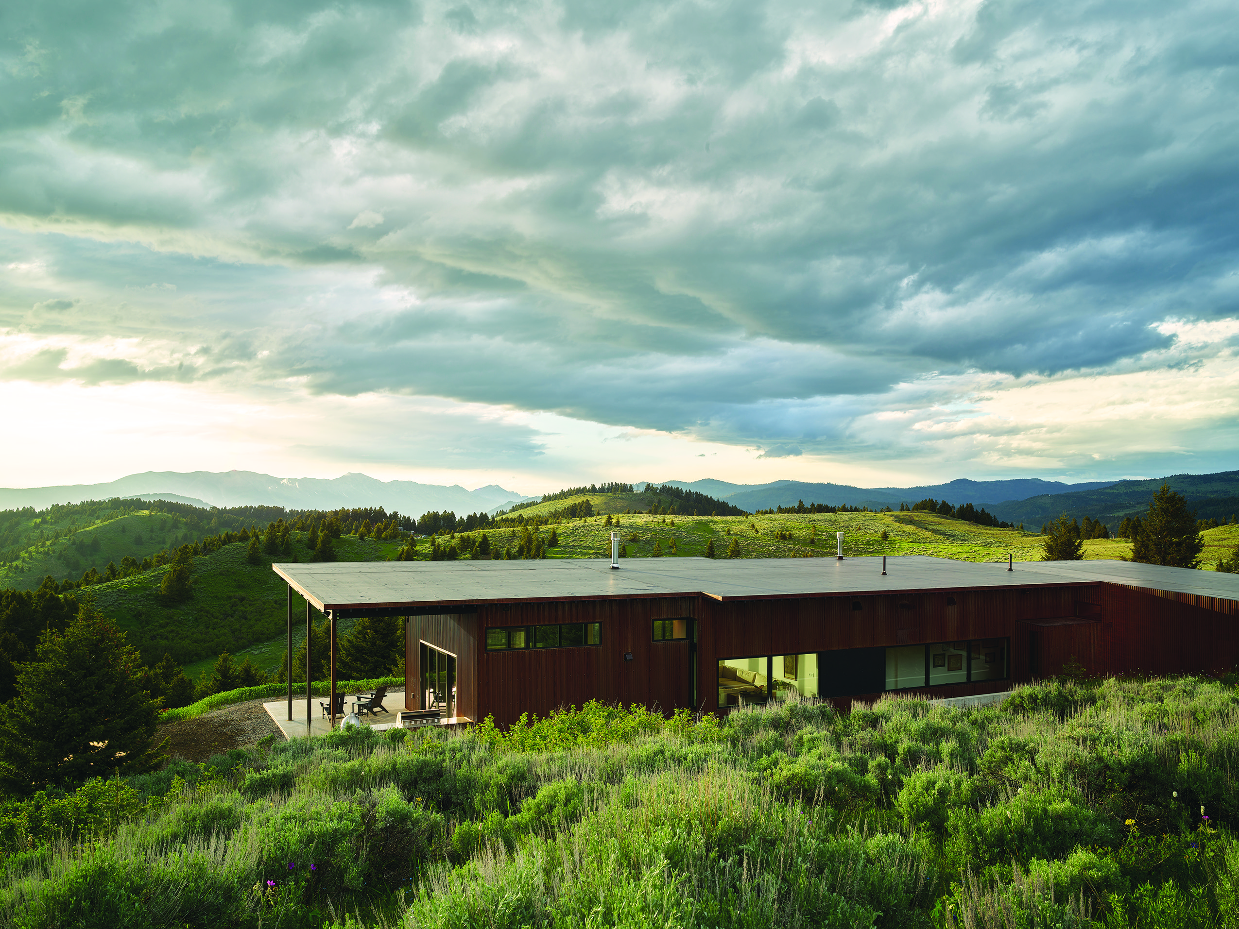 A Sleek Off-the-Grid Build that Preserves the Abundance of Wildlife ...