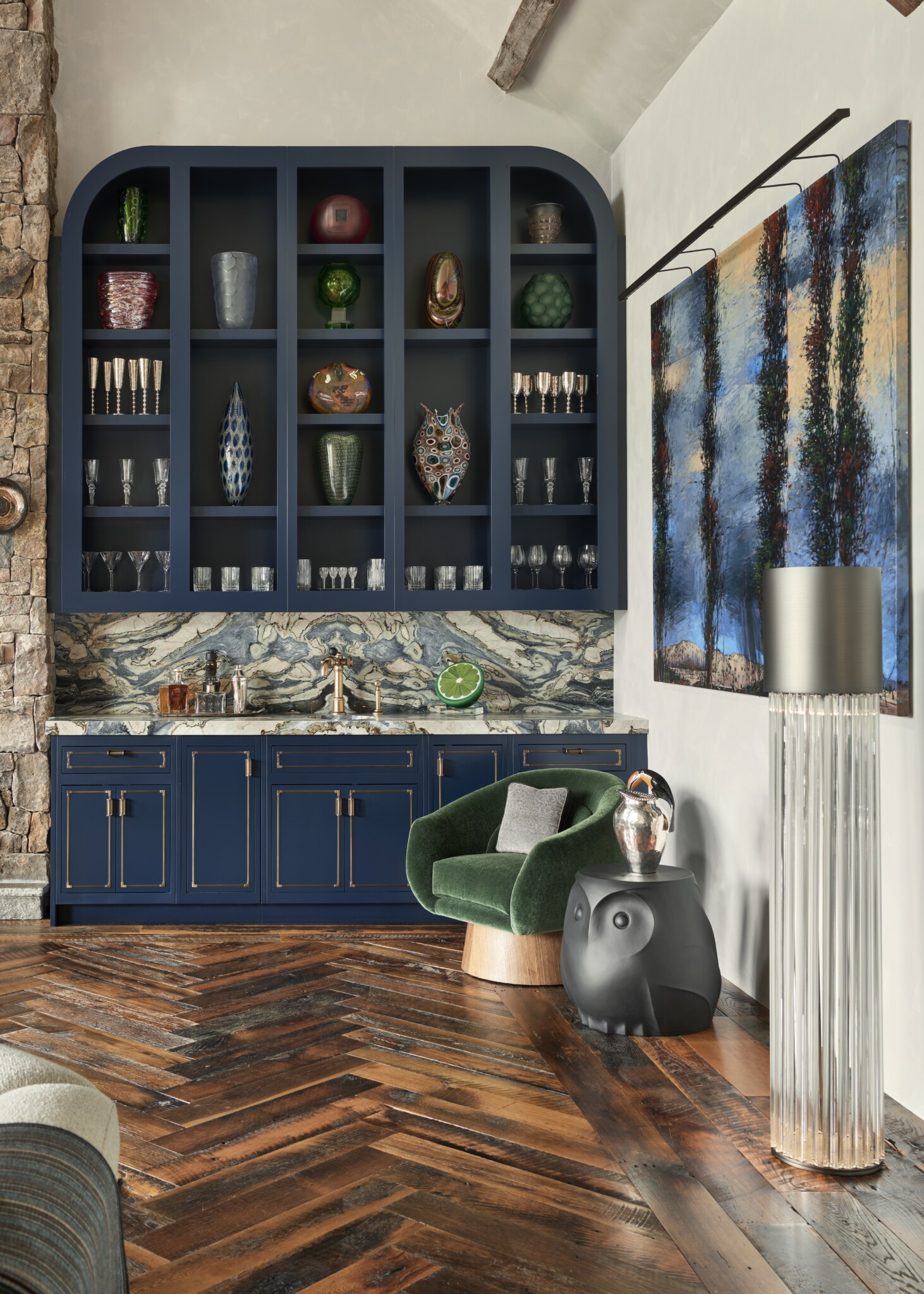 Contemporary Details Breathe Life Into a Lodge-Style Residence ...
