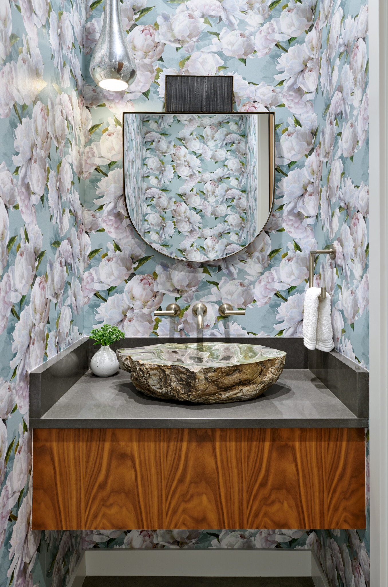 A Charming Riverside Home's Interiors Get a Modern Refresh - Mountain ...