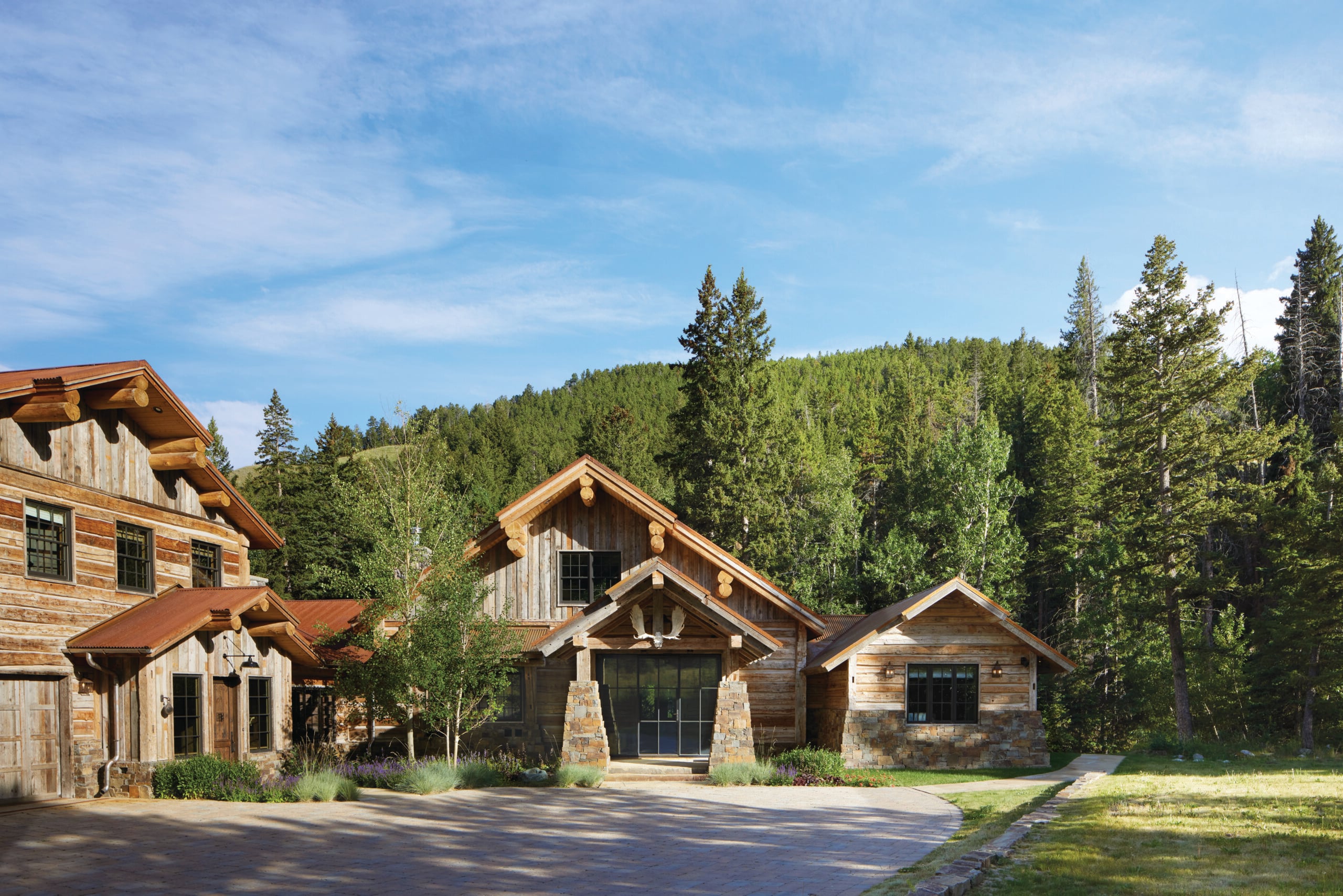 Blending Old and New Decor Creates a Cozy Abode with a Rustic Feeling ...