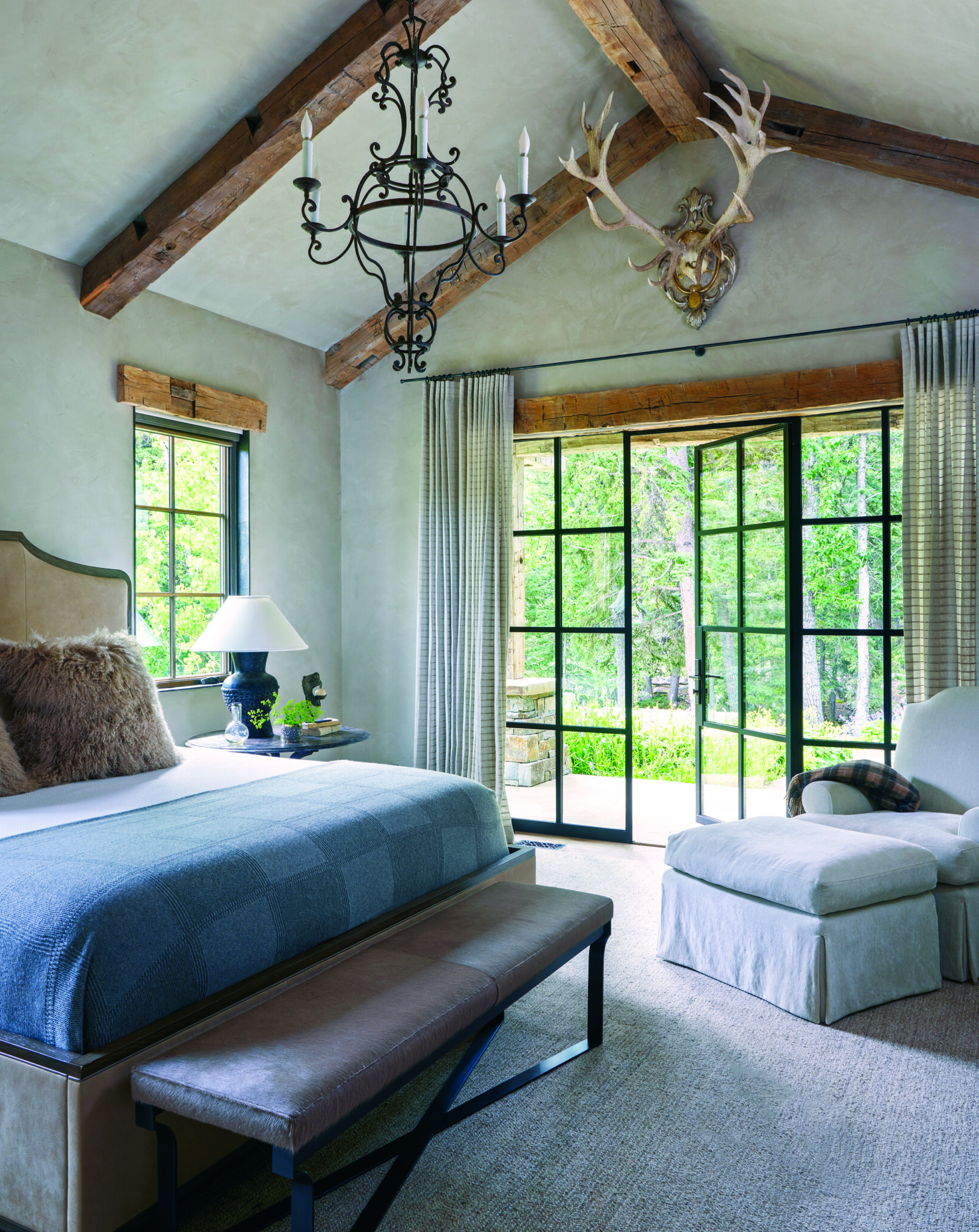 Blending Old and New Decor Creates a Cozy Abode with a Rustic Feeling ...