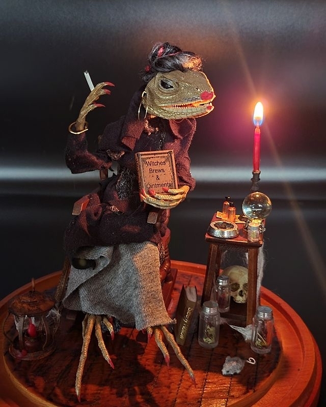 Dry-Preserved Lizard Fortune Teller Diorama by Toddities Animal ...