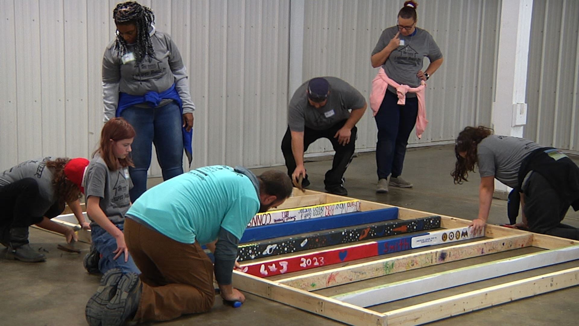 Community members join together to help build walls - WHIZ - Fox 5 ...