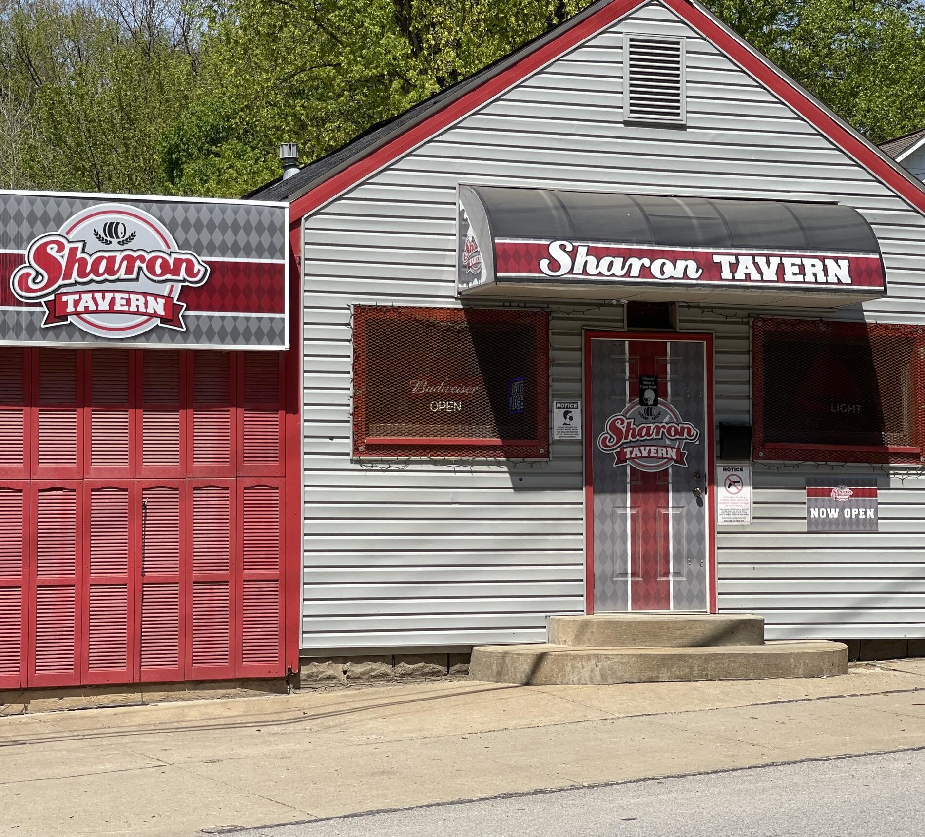 Local Tavern Hands out Meals to those in Need - WHIZ - Fox 5 / Marquee Broadcasting